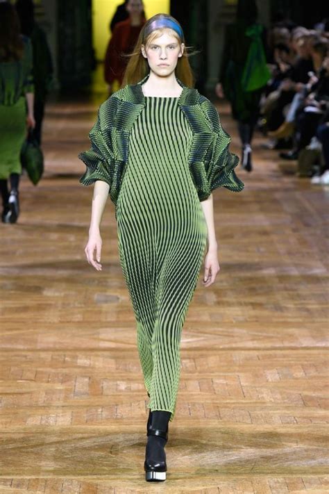 Issey Miyake Japan Fashion, Fashion 2017, Couture Fashion, Fashion News ...