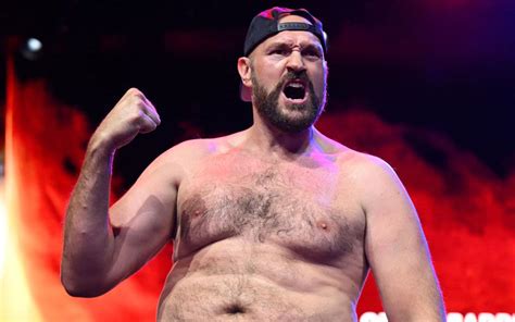 Тайсон Фьюри победил бывшего чемпиона UFC Нганну в боксерском поединке ...