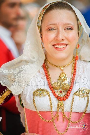 Pin su Италия | Donne, Gioielli, Corallo