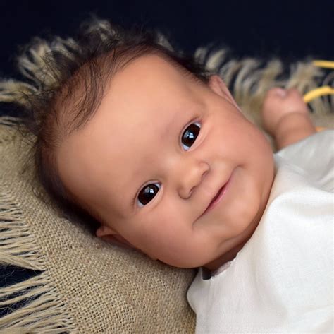 Völlig matschiges Baby, das aussieht wie ein echtes Baby namens Kenji ...