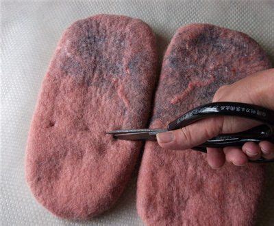 Различные формы выреза на тапочках. | Felt boots, Felted slippers, Felt ...