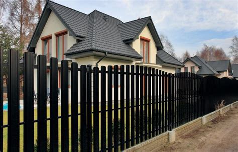 Забор из металлического штакетника