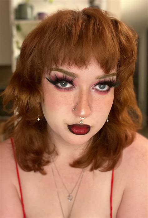 Look deep into my eyes and you won’t notice the pain of an empty wallet : r/PaypigsNeedingDomme