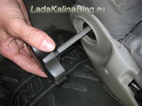 вынимаем ручку регулировки сиденья на Калине