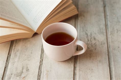 Кофе и открытая книга | Бесплатно Фото