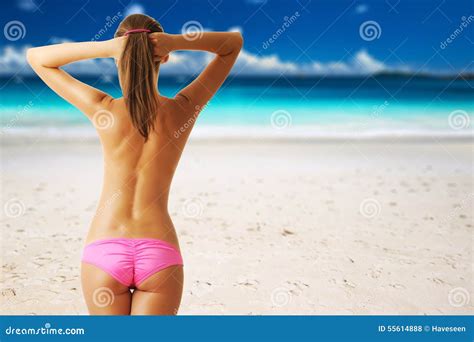 Kobieta Toples Na Pięknej Plaży Przy Seychelles Zdjęcie Stock - Obraz ...