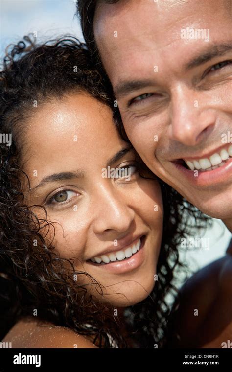 Paar Wange an Wange draußen, Porträt Stockfotografie - Alamy