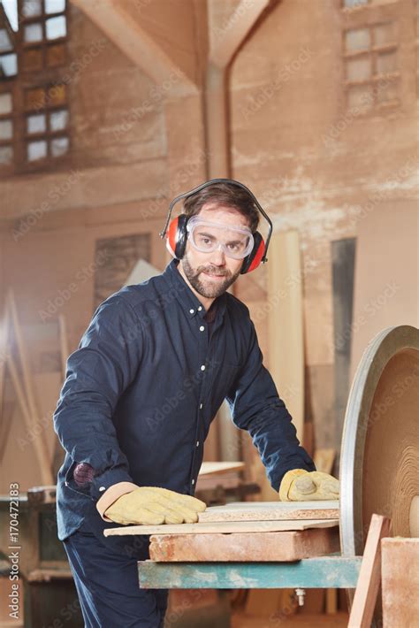 Kompetenter Schreiner an Schleifmaschine Stock Photo | Adobe Stock