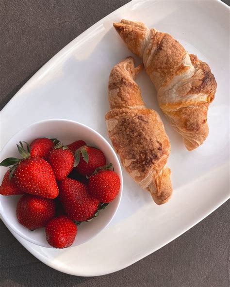 Круассаны с клубникой
