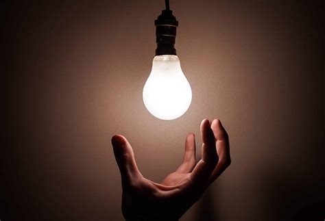 La luz se dispara mañana a los 341 euros MWh, seis veces más que hace ...
