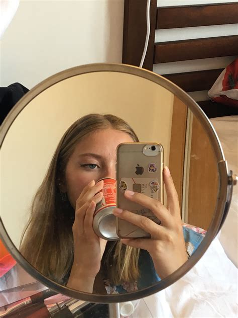 Pin by Simonsen on hand | Mirror selfie poses, Insta photo ideas ...