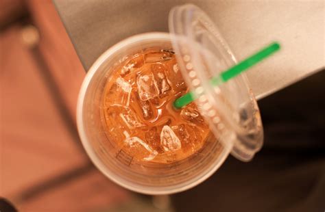 Starbucks отказывается от пластиковых трубочек