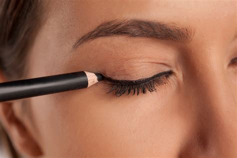 Kajal auftragen: So geht's auf der Wasserlinie & als Eyeliner