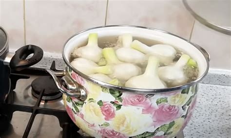 Маринованный чеснок будет вкуснее свежего: кладем в банку и оставляем ...