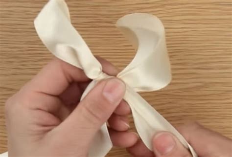 Бант из атласной ленты, 15 простых способов как завязать банты на подарок