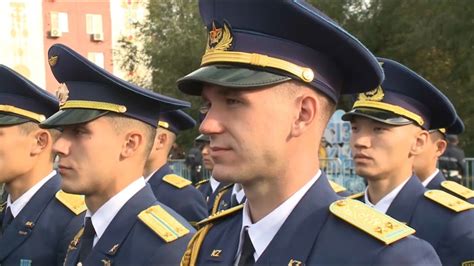 26-й выпуск офицеров получил лейтенантские погоны на площади в Актобе ...