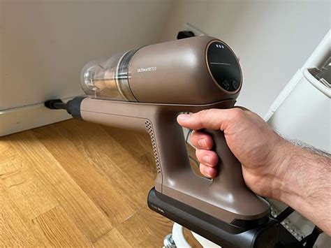 Vi testkör Electrolux Ultimate 700 – lätt men kraftfull skaftdammsugare ...