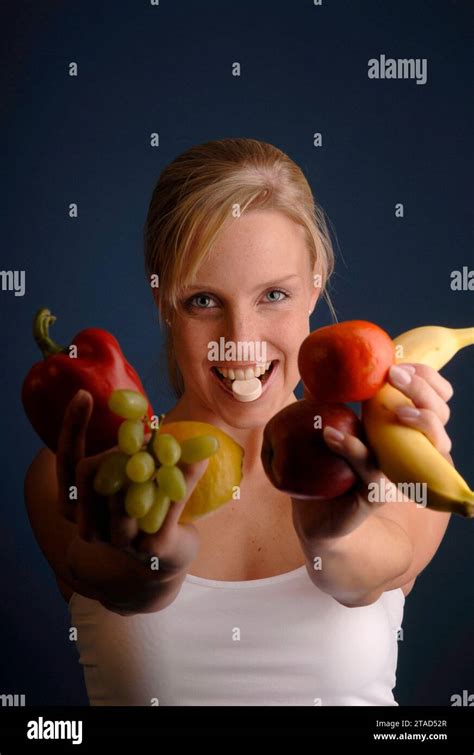 Junge Frau entscheidet Vitamine oder Tabletten Deutschland, BLF ...