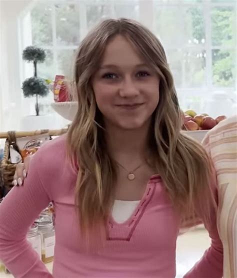 Paislee in her pink crop top fit. 💗 | My new haircut, Healthy hair ...