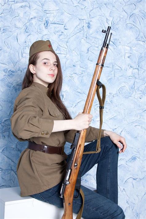 Женщина в русской военной форме снимает винтовку Женщина-солдат во ...