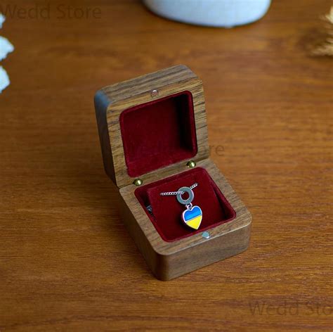 Деревянная коробочка для подвески и цепочки charm 55х55х40мм футляр с ...