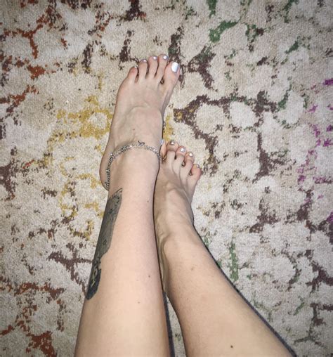 Prove yourself worthy of being my foot slave. Check comm👇🏻 | Scrolller