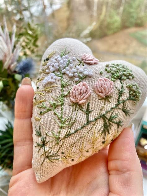 Сердечко с вышивкой / Heart with embroidery | Искусство ручной вышивка ...