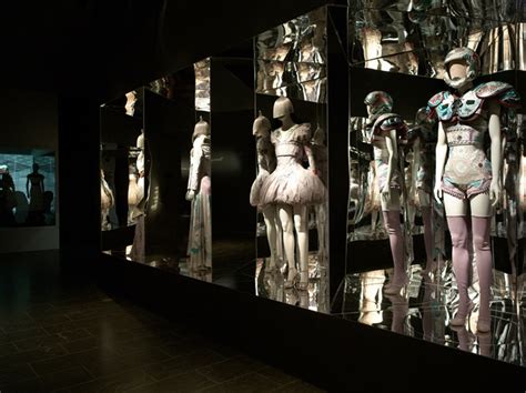» Alexander McQueen Savage Beauty