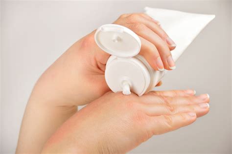 Почему трескается кожа на руках | блог Expert Clinics