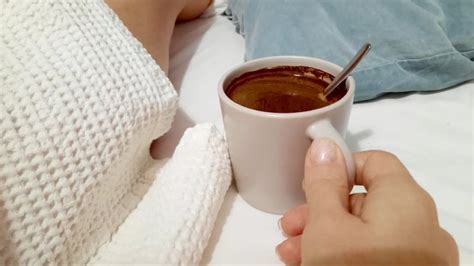 Маленький туман над сонной чашкой - Кофе будит утро не спеша. Ночь ...