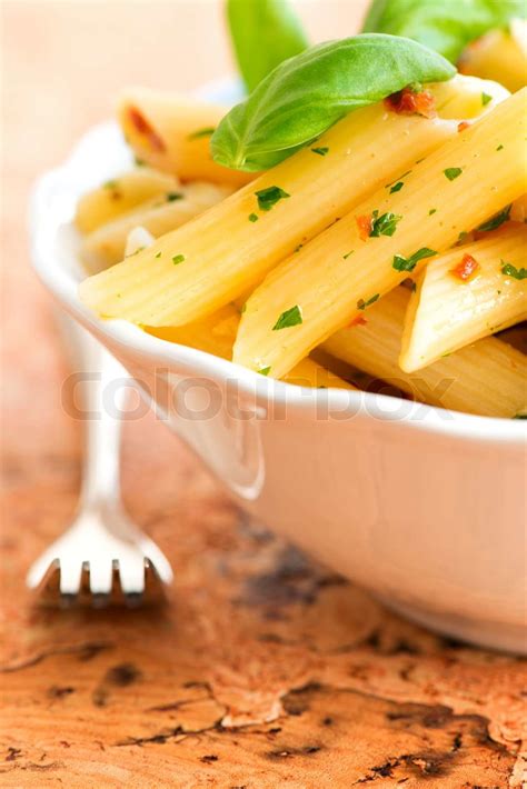 Makkaroni mit Pesto Nahaufnahme | Stock Bild | Colourbox