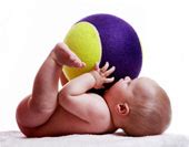 Спортивные игрушки: мячи, скакалка, обручи.