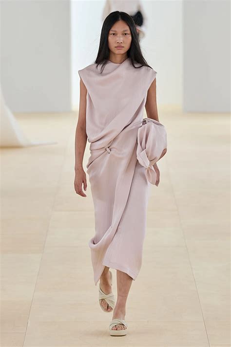 Issey Miyake's SS24 Runway Was Zenful Performance Art | Fashion show ...