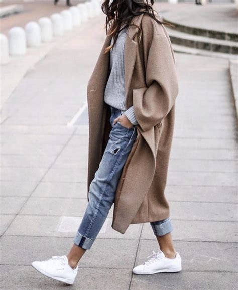 Белые кеды: сногсшибательные образы для девушек | Camel coat outfit ...