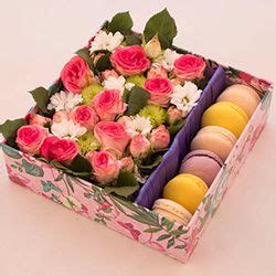 Коробка с розовой розой и макарунами "Вкус" | ProFlowers.ua | Flower ...