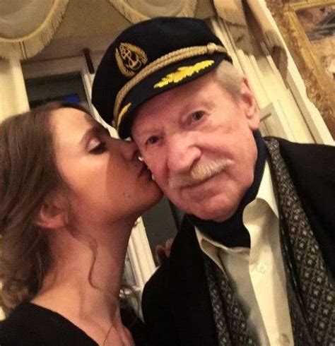 Жены Ивана Краско смогли найти общий язык | Captain hat, Captain, Hats