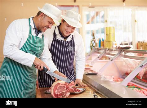 Metzger arbeitet mit fleisch -Fotos und -Bildmaterial in hoher ...