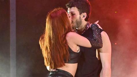 Sebastián Yatra besa a una bailarina en pleno concierto | ¡HOLA!