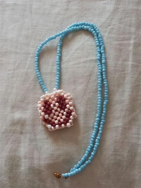 Подвеска со смайлом из бисера | Beaded necklace, Beaded, Jewelry