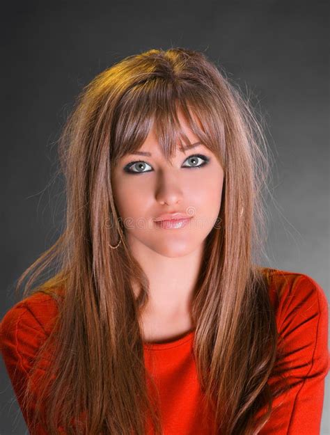 Schöne junge Frau stockbild. Bild von würdevoll, kleid - 28905441