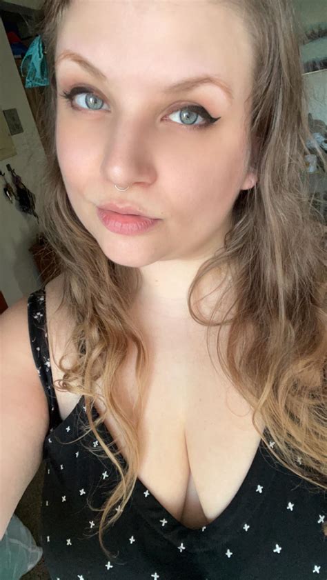 Sometimes I love giving just a little peek ;) : r/downblouse
