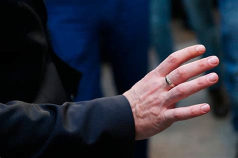 Кольцо на среднем пальце: что означает на правой и левой руке у женщины ...