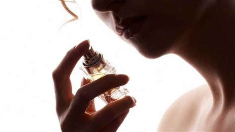 Девушка и духи | Fragrance online, How to apply perfume, Fragrance