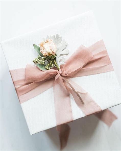 Упаковка подарков с цветами | Elegant gift wrapping, Wedding gift ...