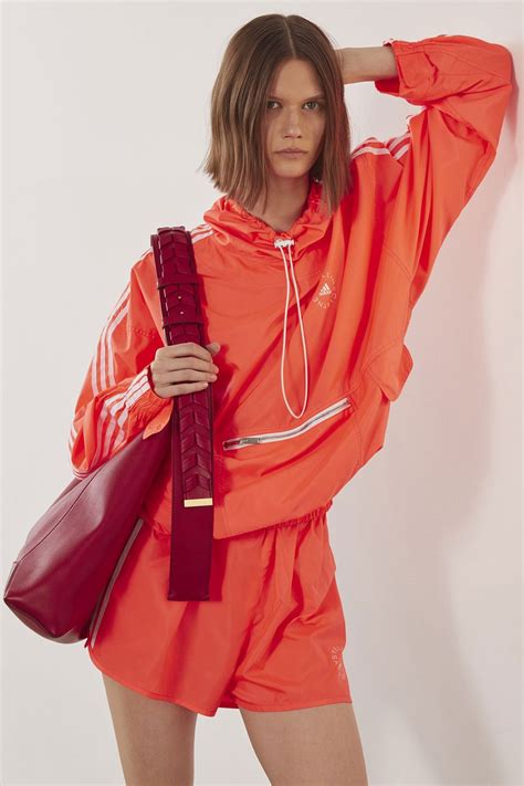 Стелла Маккартни и adidas показали новую унисекс-капсулу | BURO.