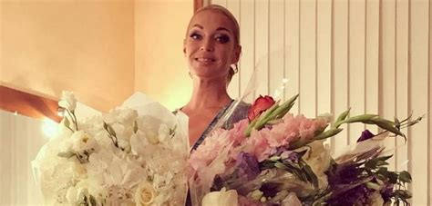 Пьяная Анастасия Волочкова надела дырявую майку на голое тело, видео