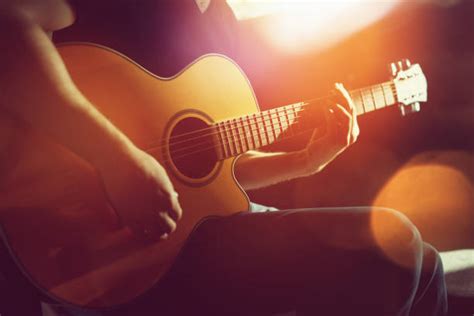7 Rekomendasi Gitar Akustik untuk Pemula dan Profesional