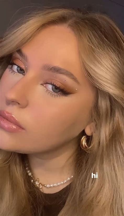 Хайлайтер, румяна, сияющие тени для век in 2024 | Eyeshadow products ...
