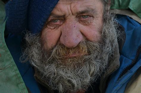 «Я не живу, а существую». 56-летний бомж спит под дождем и ест один раз ...
