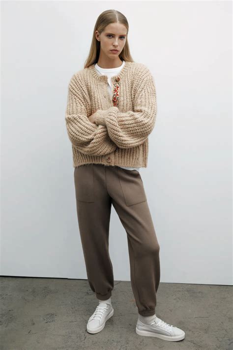 ΠΛΕΚΤΟ ΚΑΡΟ ΜΠΟΥΣΤΑΚΙ | Coole outfits, Tricot, Tops